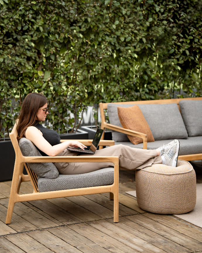 Transforming backstage areas with rental furniture at a Belgian festiv