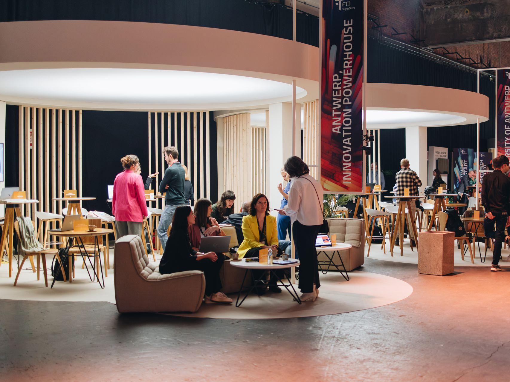 Live Light | Your circular furniture subscription